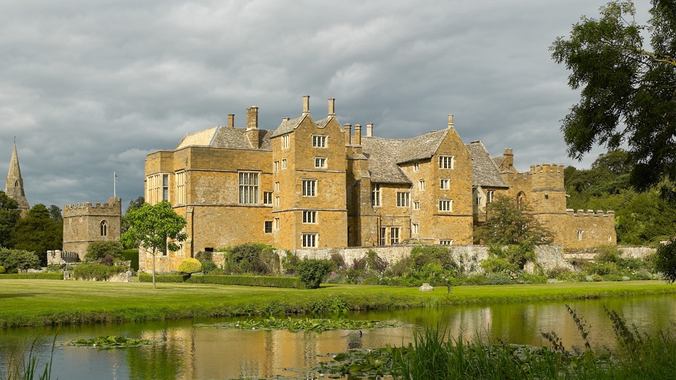 Broughton Castle - The family home of the 21st Lord and Lady Saye ...